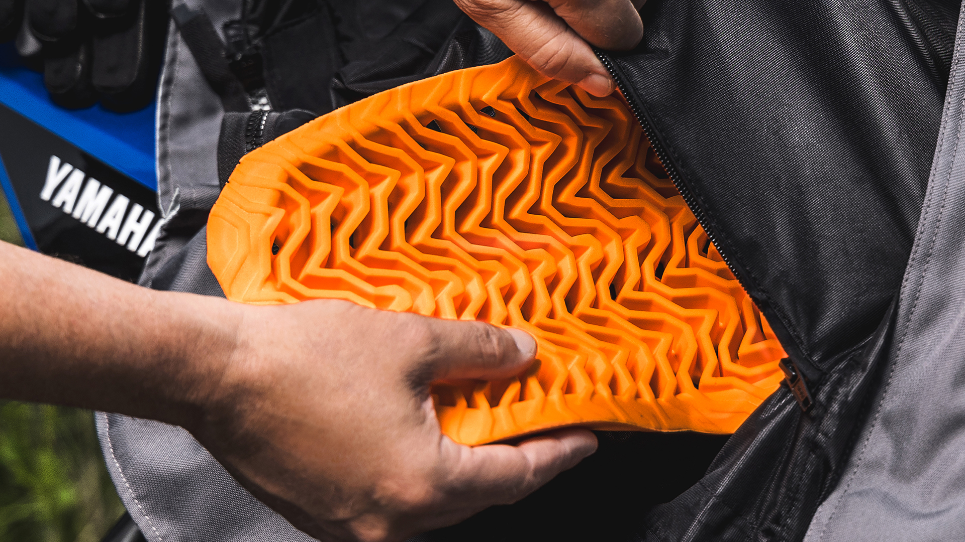 Comment choisir sa dorsale moto ? Guide d’achat - Le blog iCasque